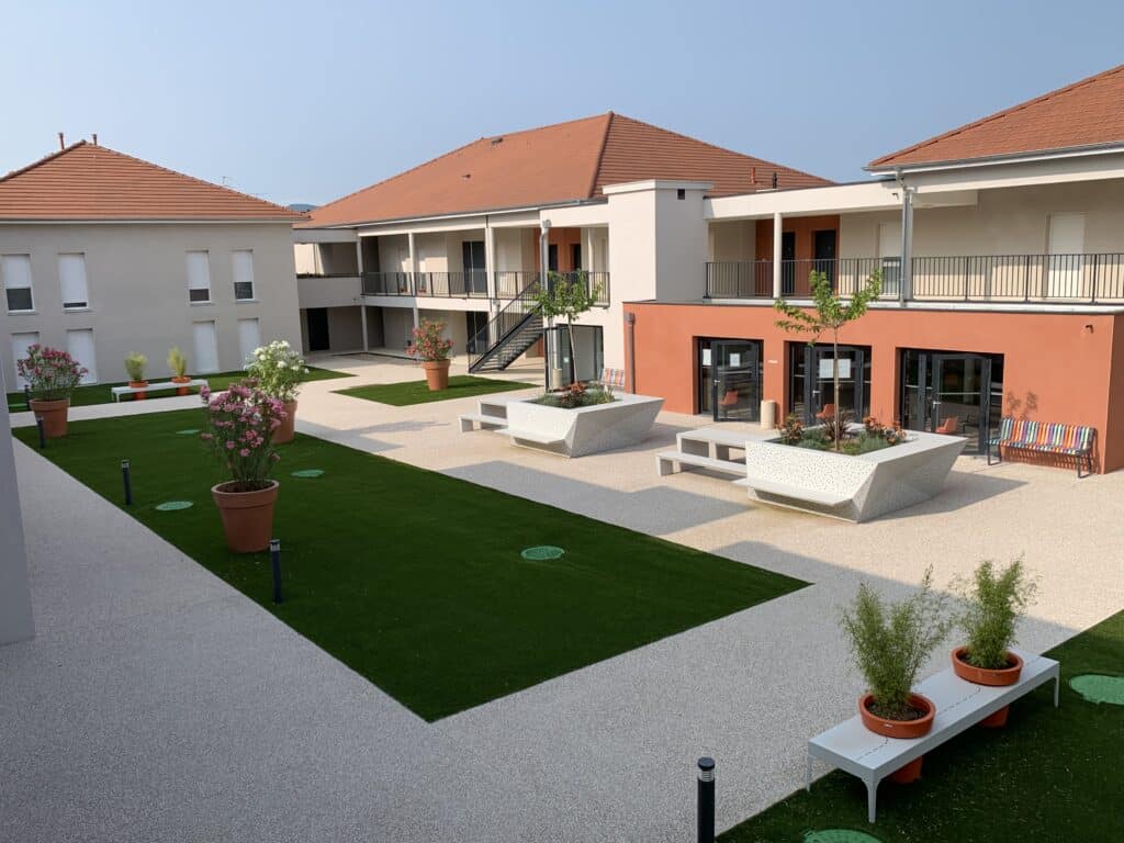 Aménager une cour de résidence | Mobilier urbain de végétalisation